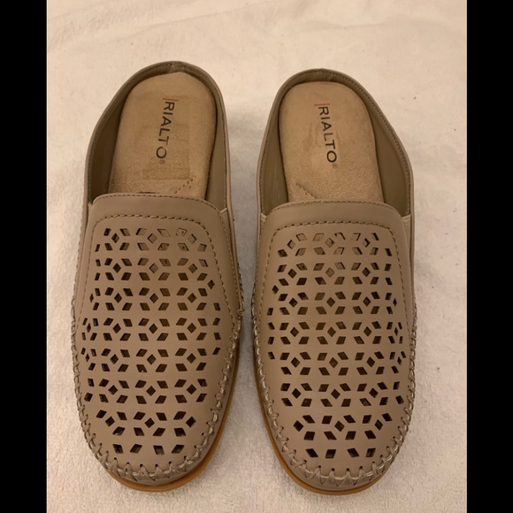 Rialto | Shoes | Rialto Womens Beige Slip On Shoesclogs Size 75 | Poshmark